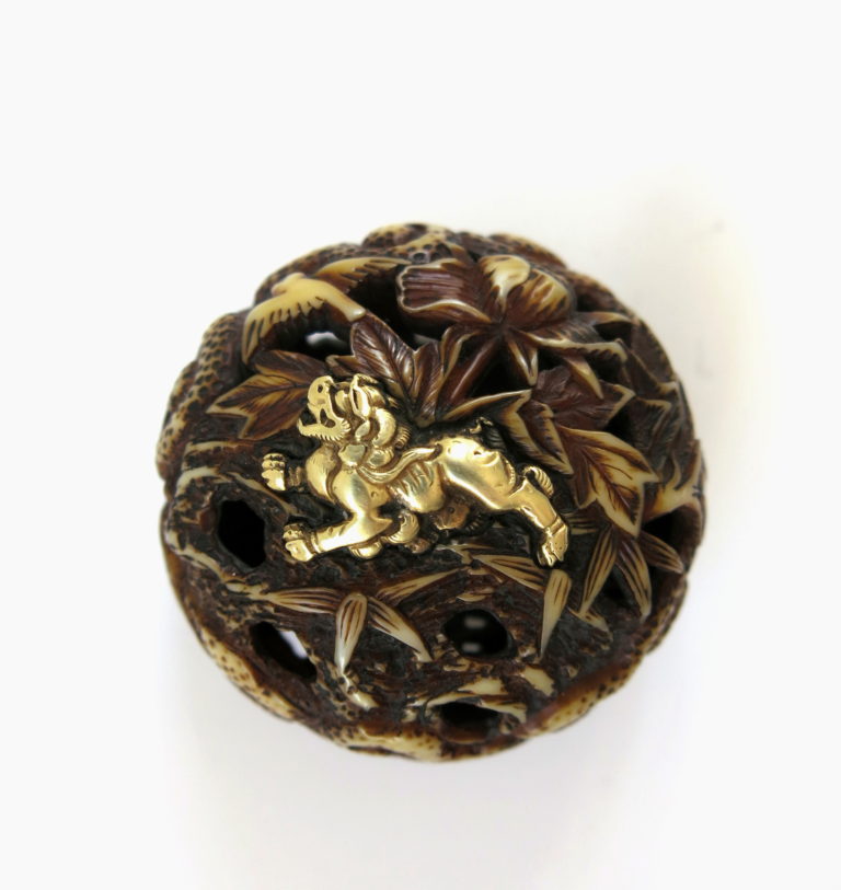 NETSUKE – Ryusa Manju au shishi en ivoire sculpté @ Reflets des Arts